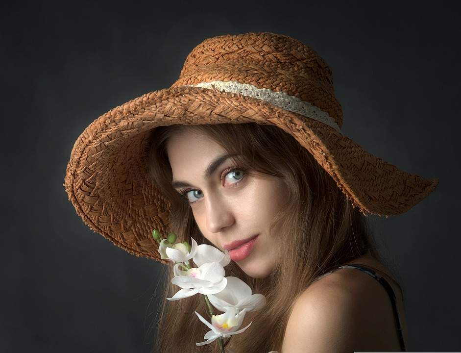 Solve girl-4364022_960_720 jigsaw puzzle online with 180 pieces