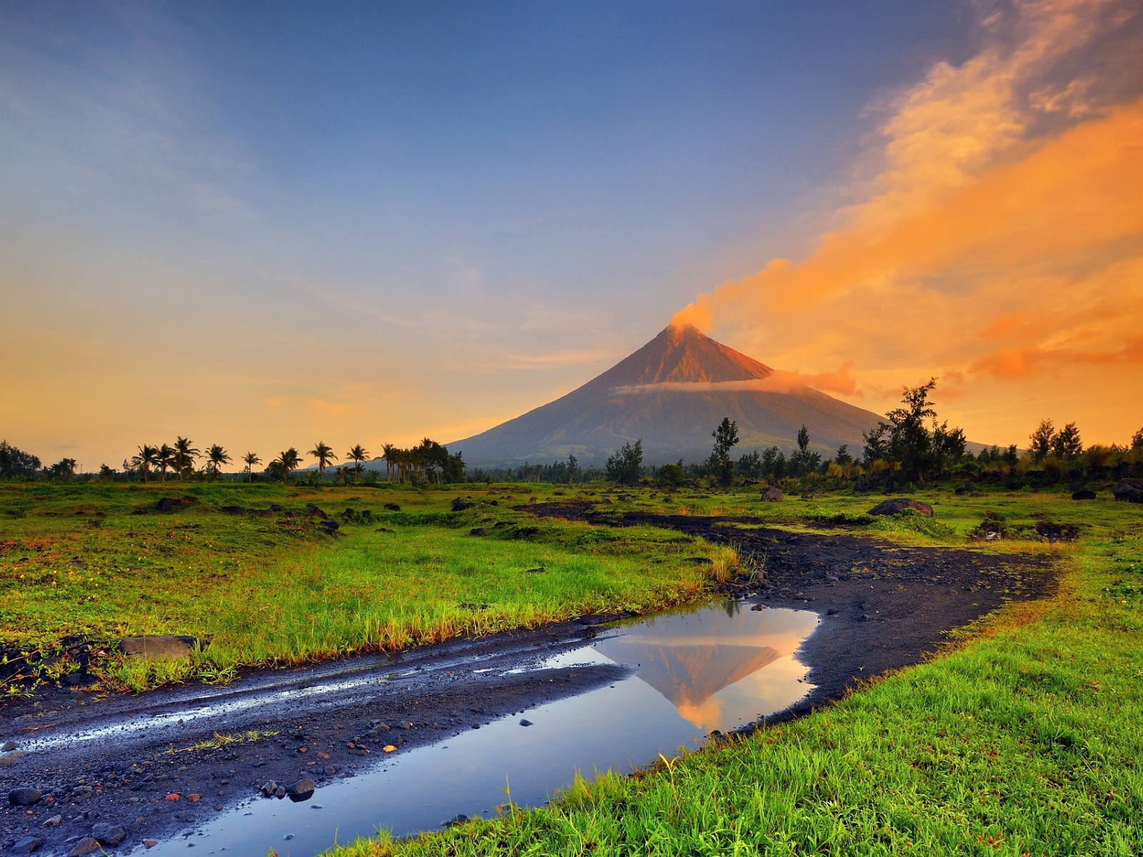 Solve Mayon volcano, Philippines jigsaw puzzle online with 221 pieces