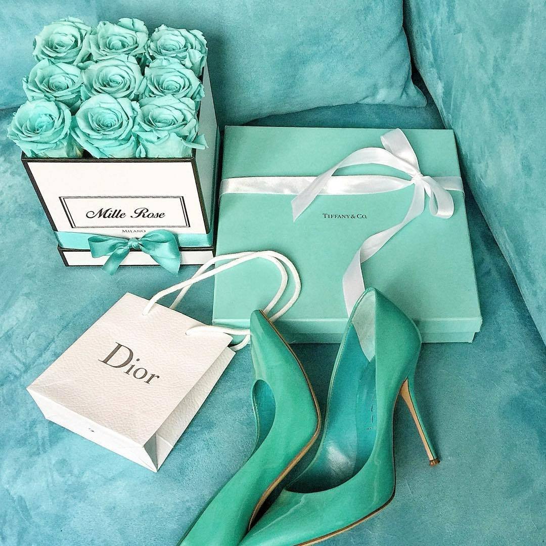 Solve Tiffany colours jigsaw puzzle online with 64 pieces