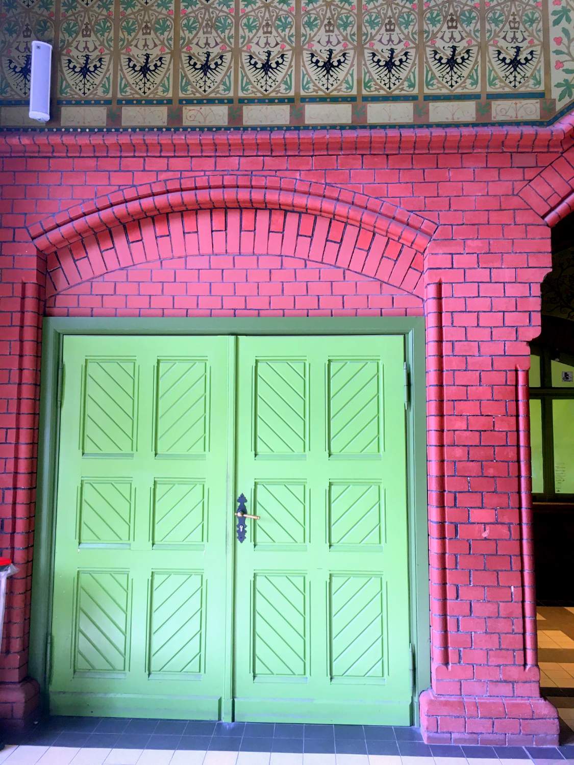 Solve Closed. jigsaw puzzle online with 108 pieces