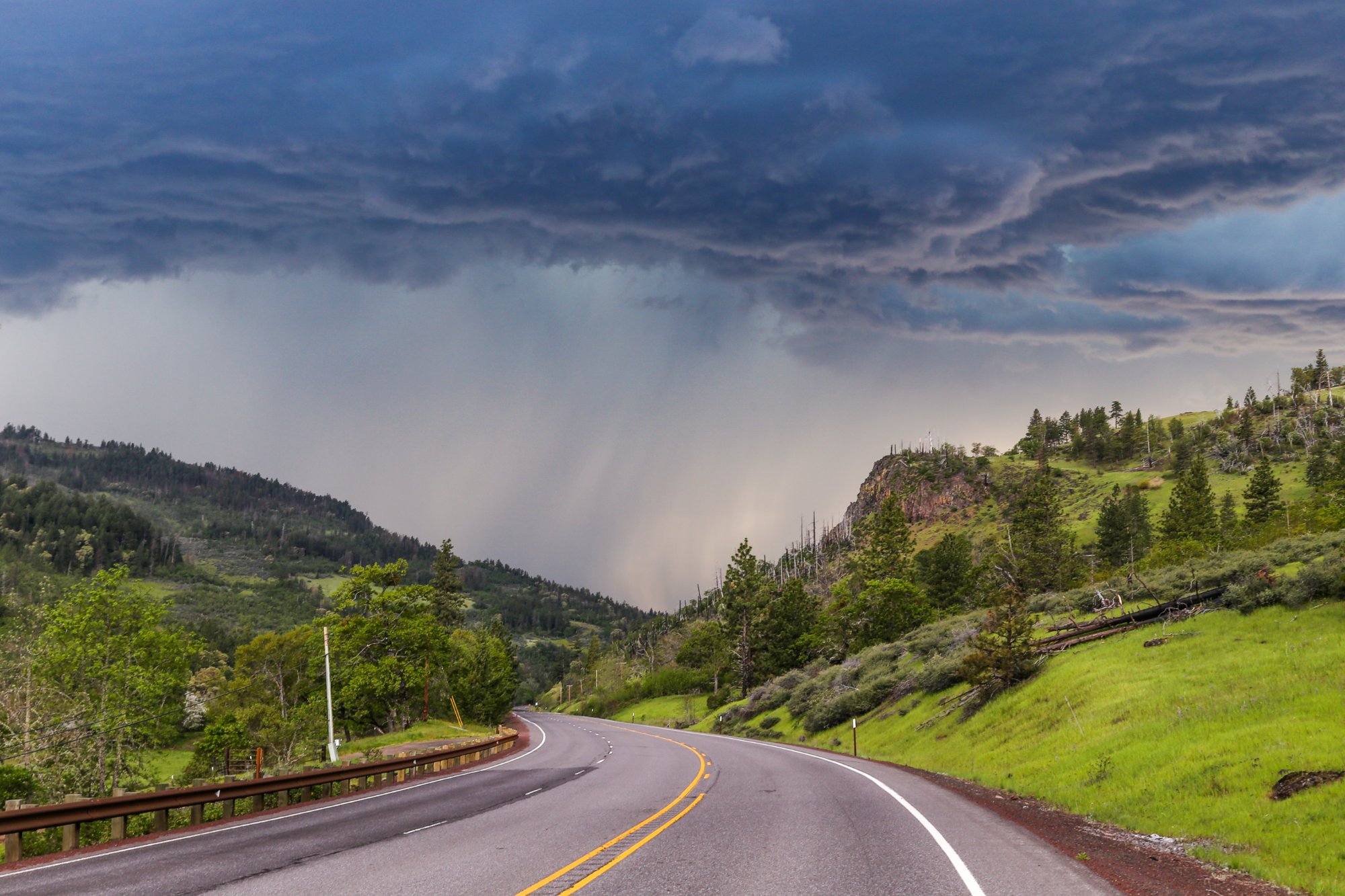 Solve STORMY DAY IN OREGON jigsaw puzzle online with 96 pieces