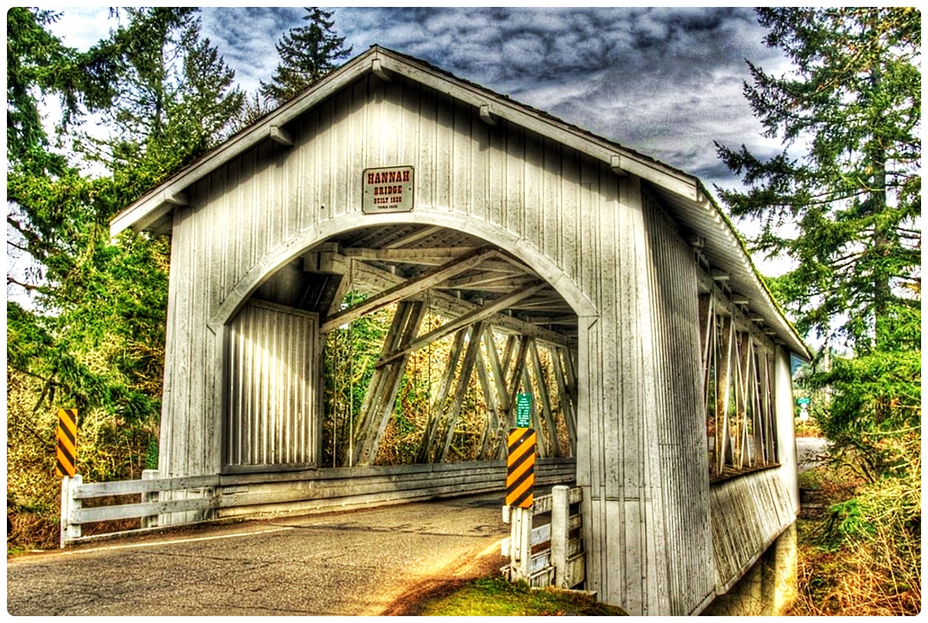 Solve Hannah Covered Bridge in Oregon jigsaw puzzle online with 294 pieces