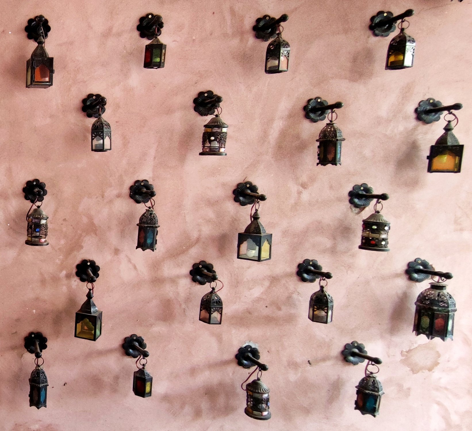 Solve Moroccan-style Wall Lanterns jigsaw puzzle online with 72 pieces