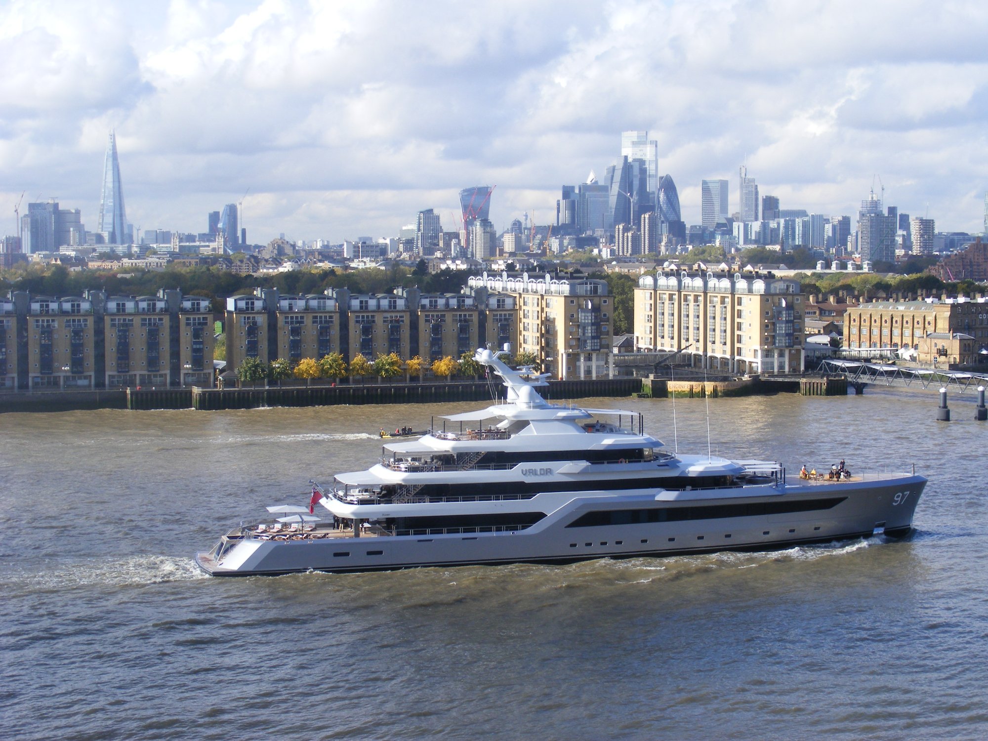 Solve VALOR on the Thames jigsaw puzzle online with 108 pieces