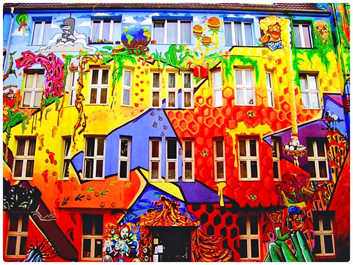 Solve Graffiti Covered Building jigsaw puzzle online with 300 pieces