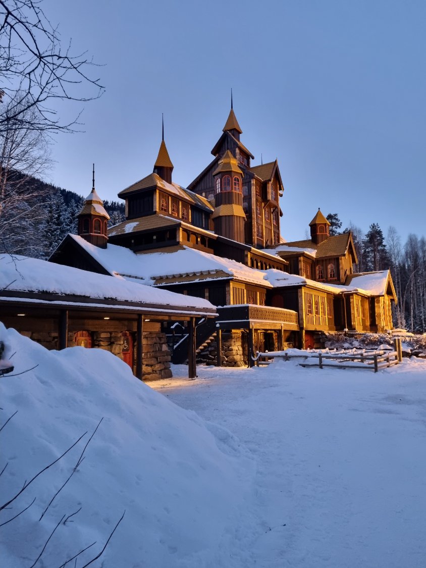 Jigsaw Puzzle | 12 pieces | Fairytale Castle at Hunderfossen Park ...