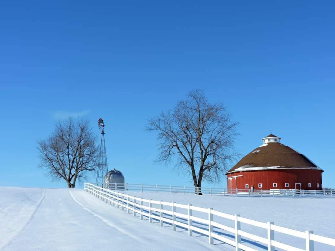 Solve Round Red Barn North of Roann, Indiana jigsaw puzzle online with ...