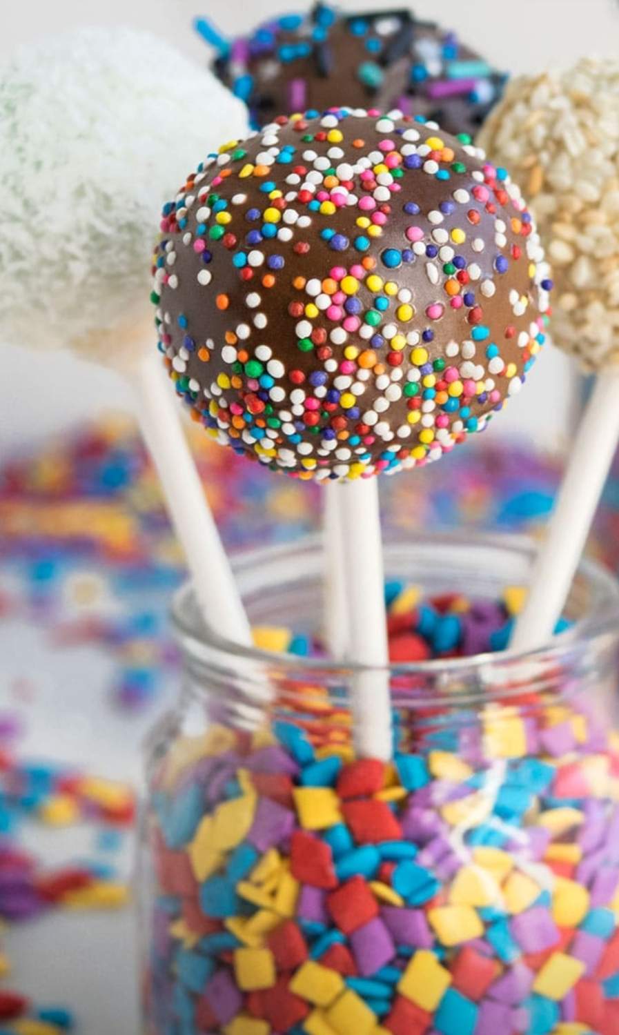 Solve Cake pops jigsaw puzzle online with 375 pieces