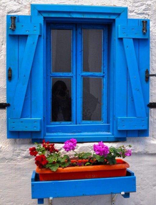 Solve BEAUTIFUL WINDOW jigsaw puzzle online with 63 pieces