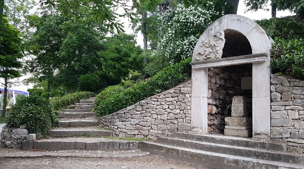 Solve Zadar: Perivoj kraljice Jelene Madijevke jigsaw puzzle online ...