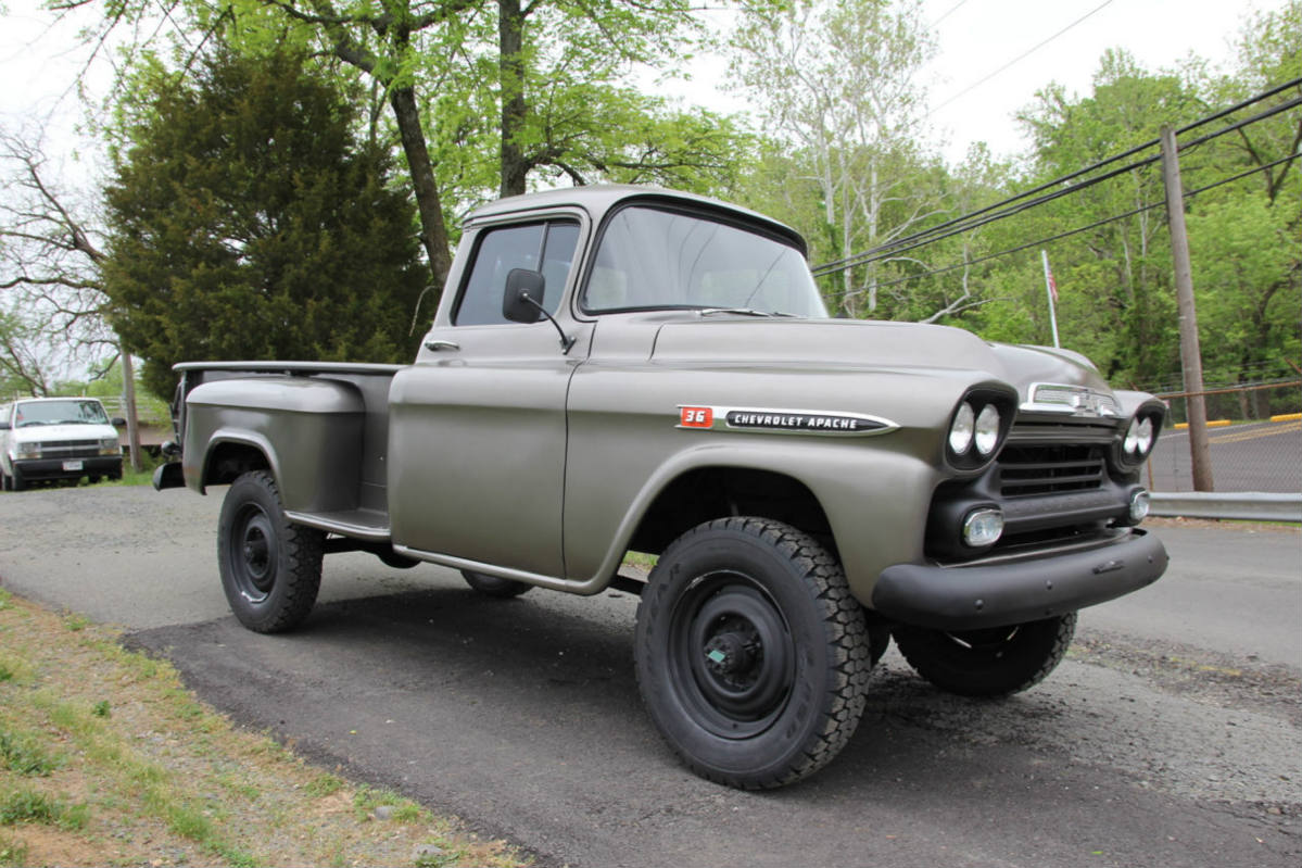 Solve 1959 Chevy 3600 Apache 4x4 jigsaw puzzle online with 96 pieces