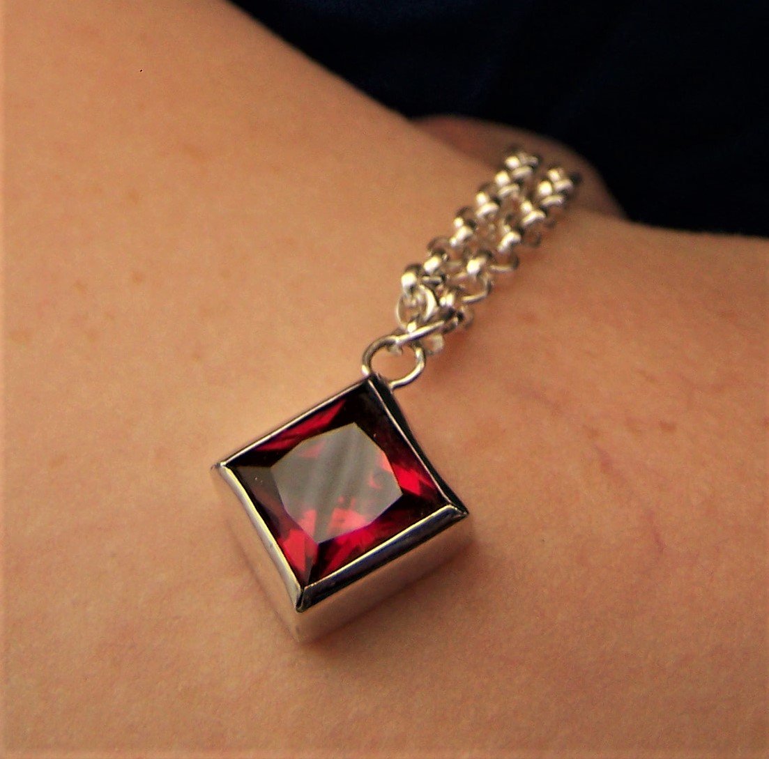 Solve Manmade Ruby necklace jigsaw puzzle online with 121 pieces