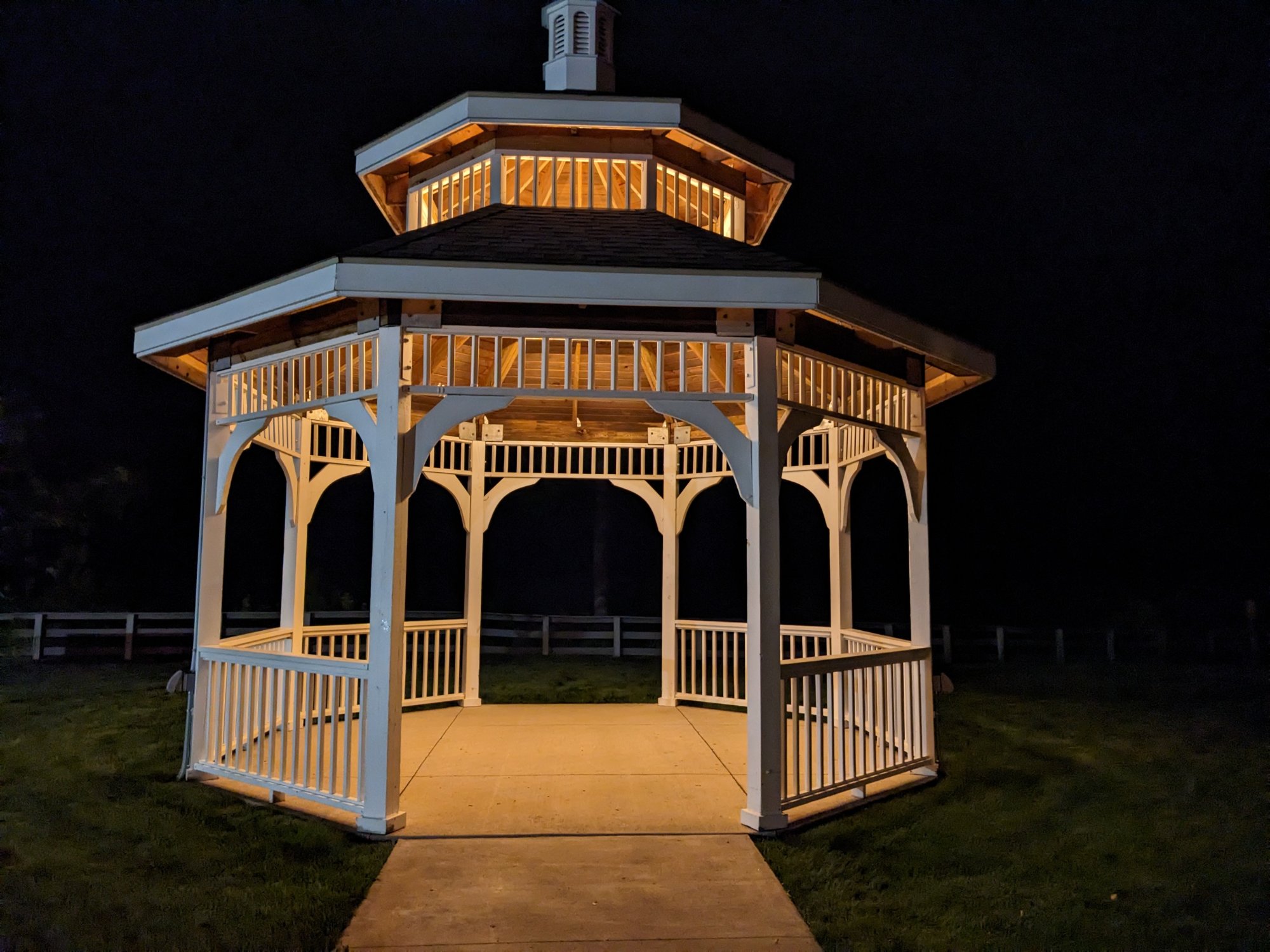 Solve Gazebo at Night jigsaw puzzle online with 80 pieces