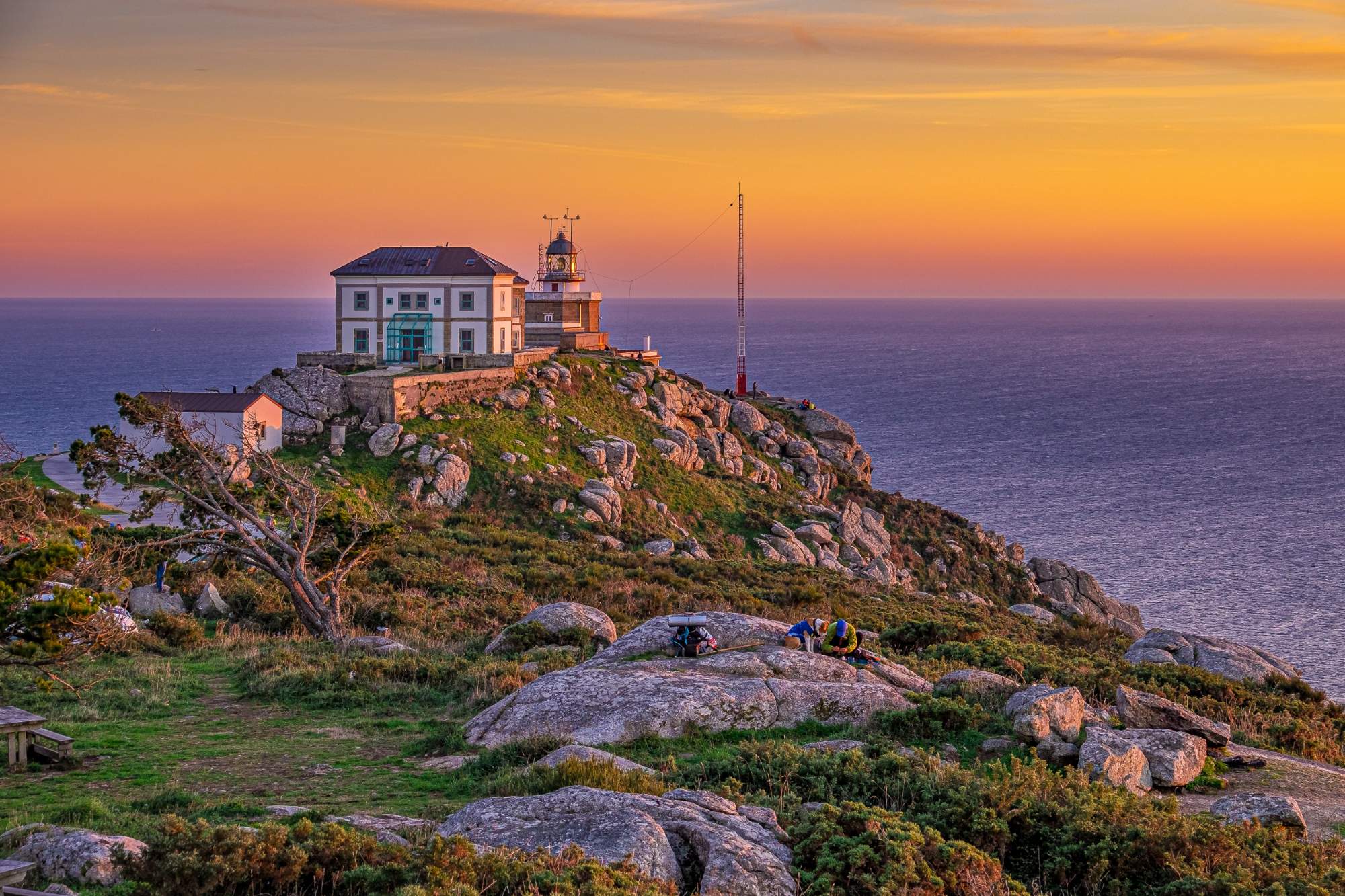 Solve Cottage Lighthouse jigsaw puzzle online with 600 pieces