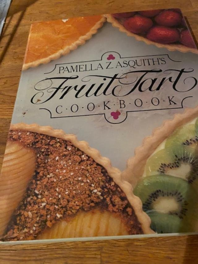 Solve Fruit and Tart cookbook jigsaw puzzle online with 20 pieces