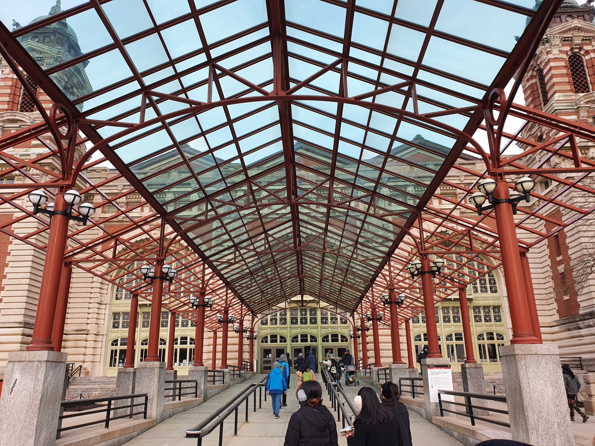 Solve Ellis Island Entrance jigsaw puzzle online with 594 pieces