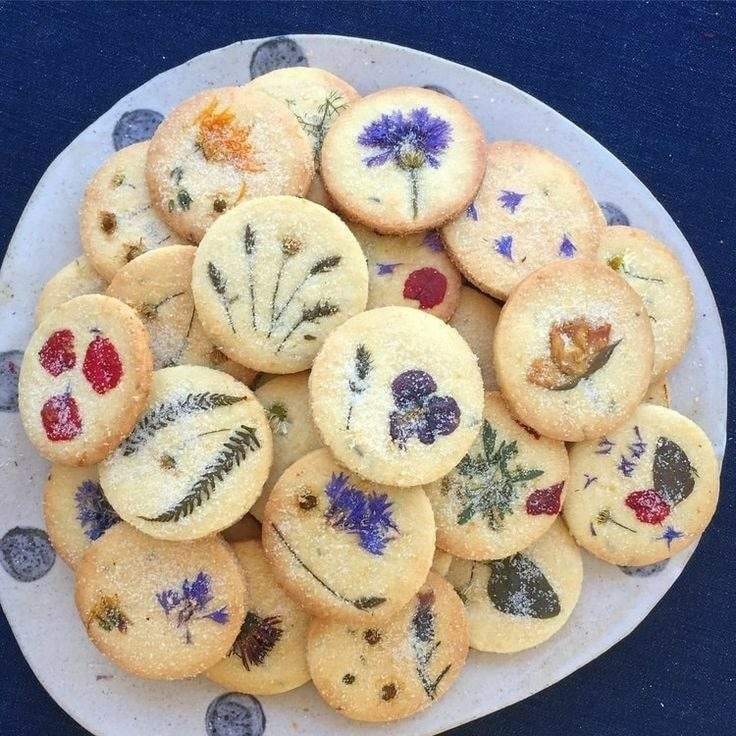 Solve Edible flowers in shortbread jigsaw puzzle online with 81 pieces