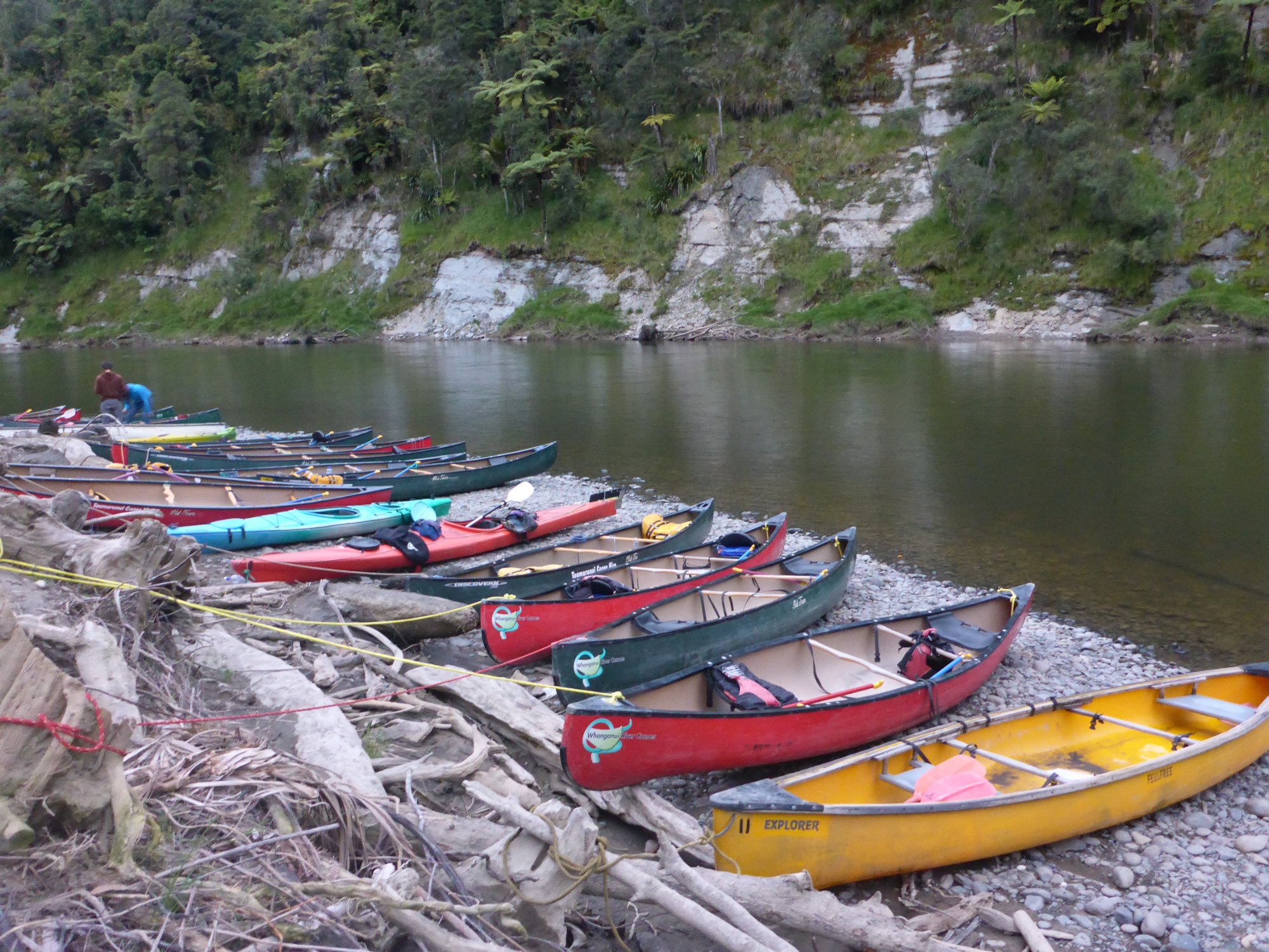 Puslespil | 108 brikker | Lashed tight for the night. Canoes on the ...