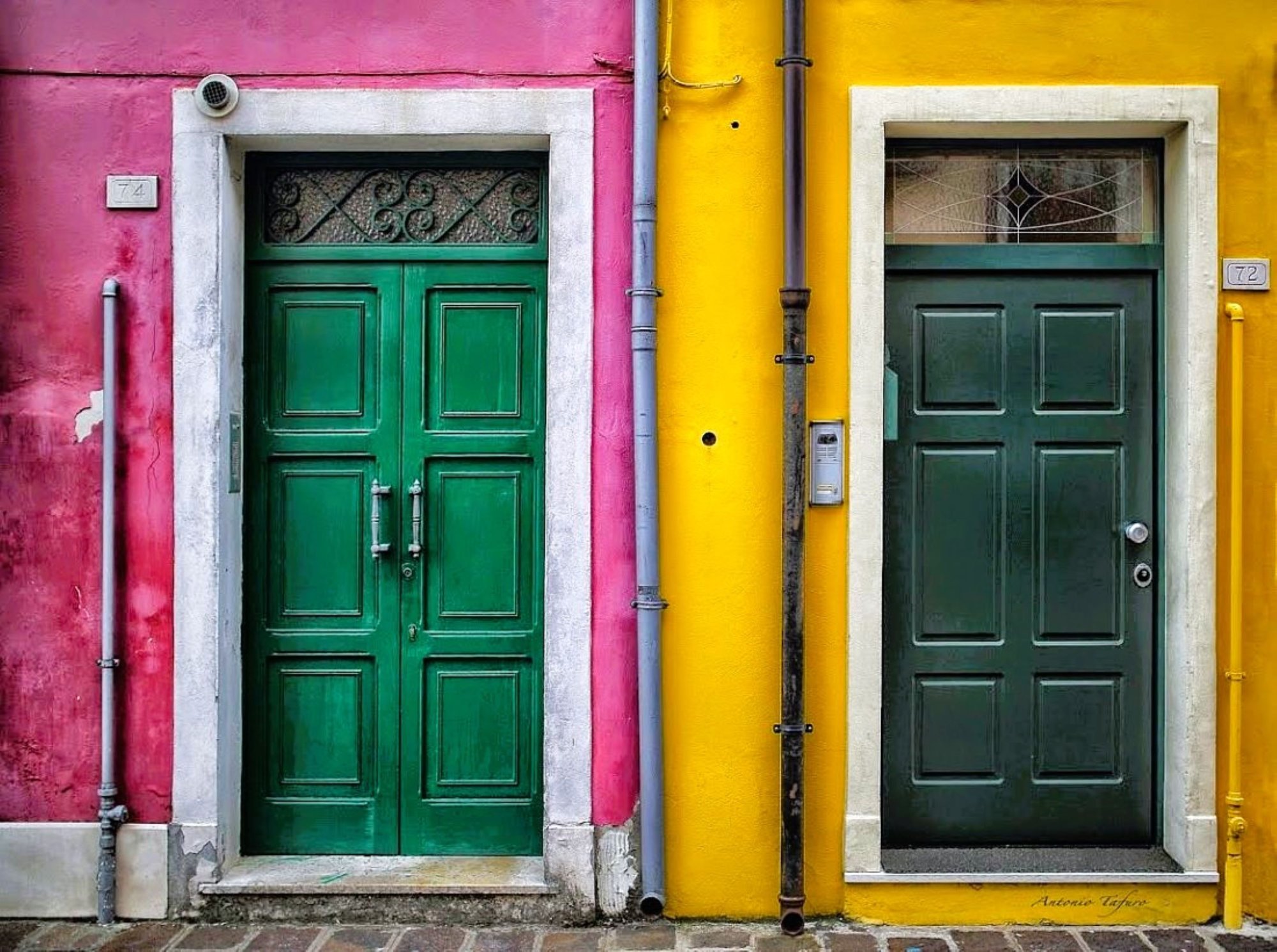 Solve Doors jigsaw puzzle online with 594 pieces