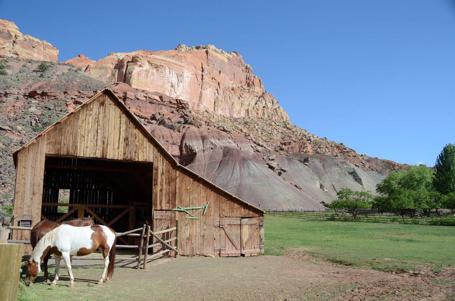 Solve horse_barn_capitol_reef_national_park 3 jigsaw puzzle online with ...