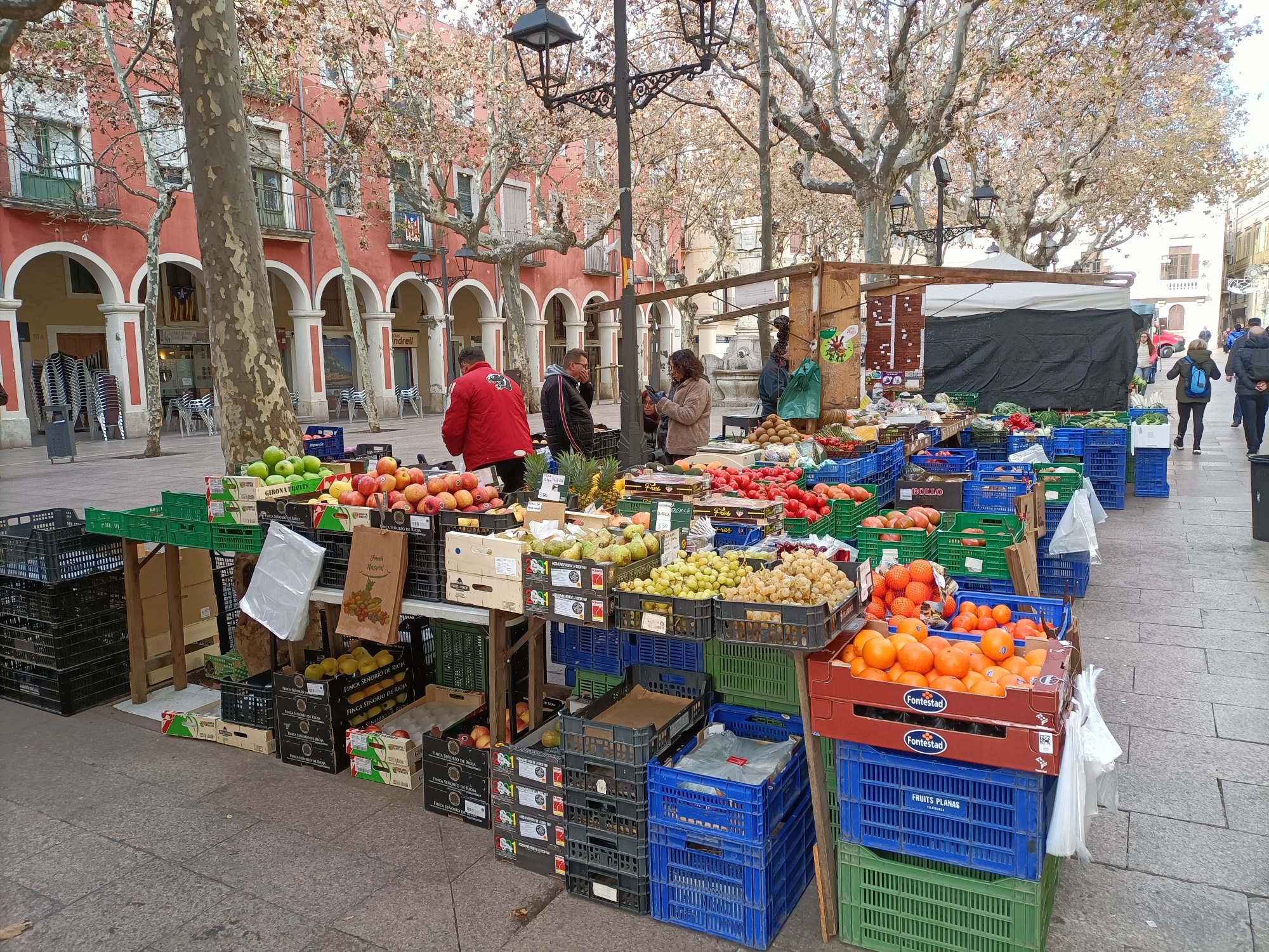 Solve Spanish market jigsaw puzzle online with 300 pieces