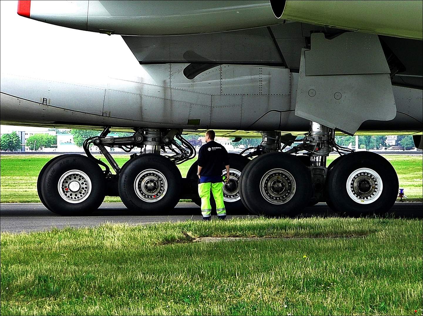Solve Airbus A380 Fahrwerk • Landing gear jigsaw puzzle online with 300 ...