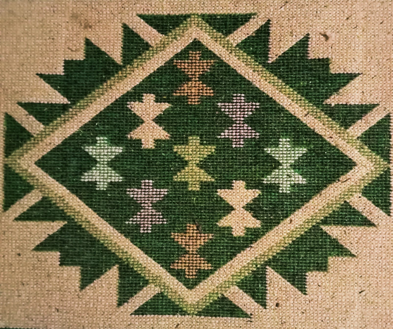 Solve Pattern on a carpet jigsaw puzzle online with 56 pieces