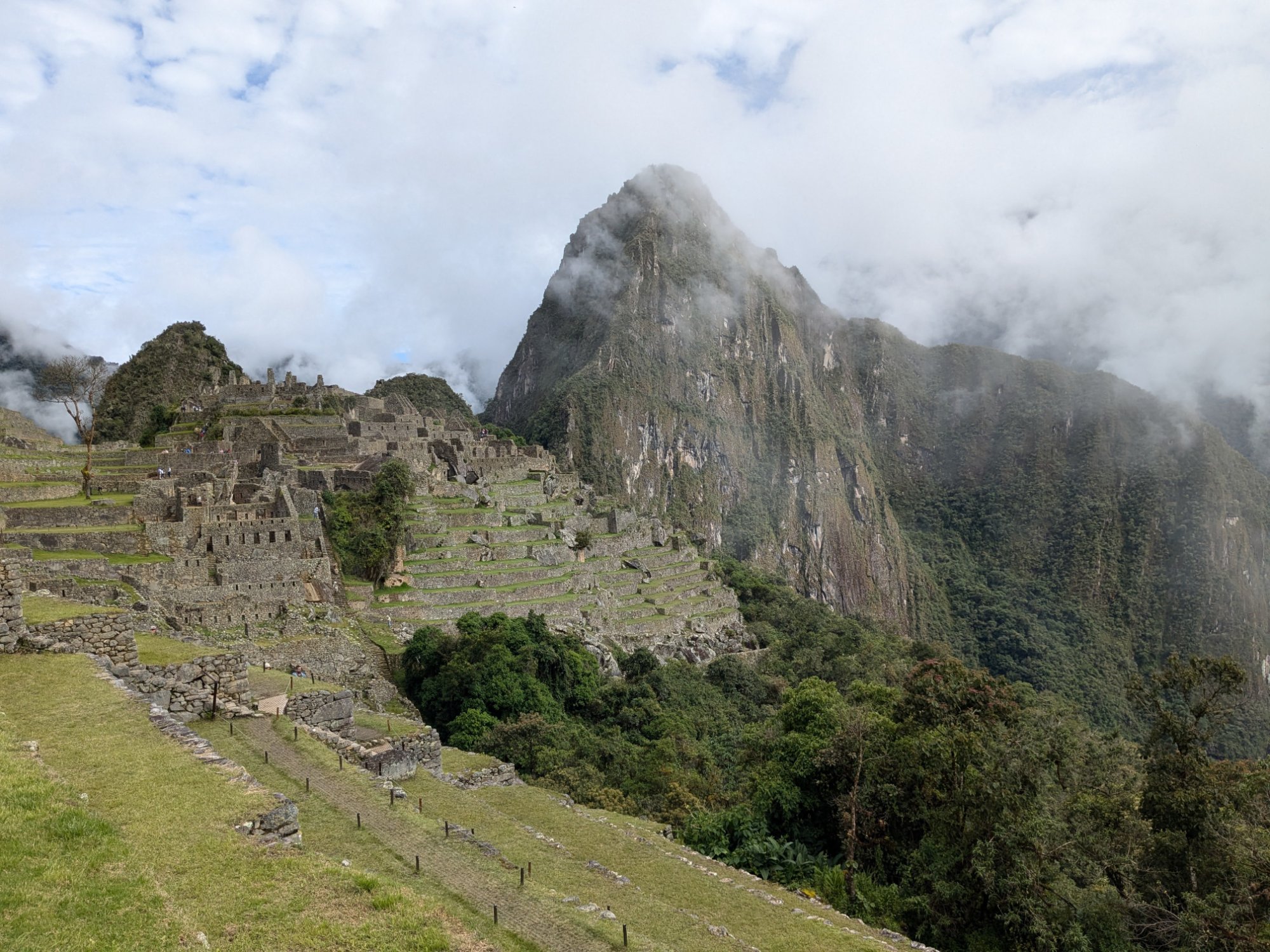 Solve Machu Picchu - Peru jigsaw puzzle online with 165 pieces