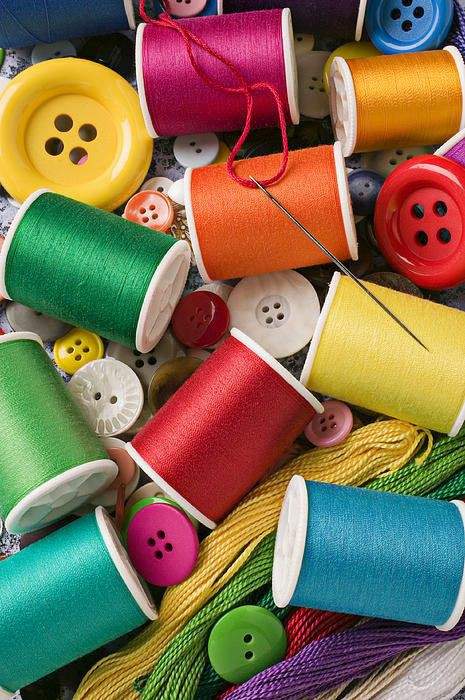 Solve NEEDLE AND THREAD jigsaw puzzle online with 77 pieces