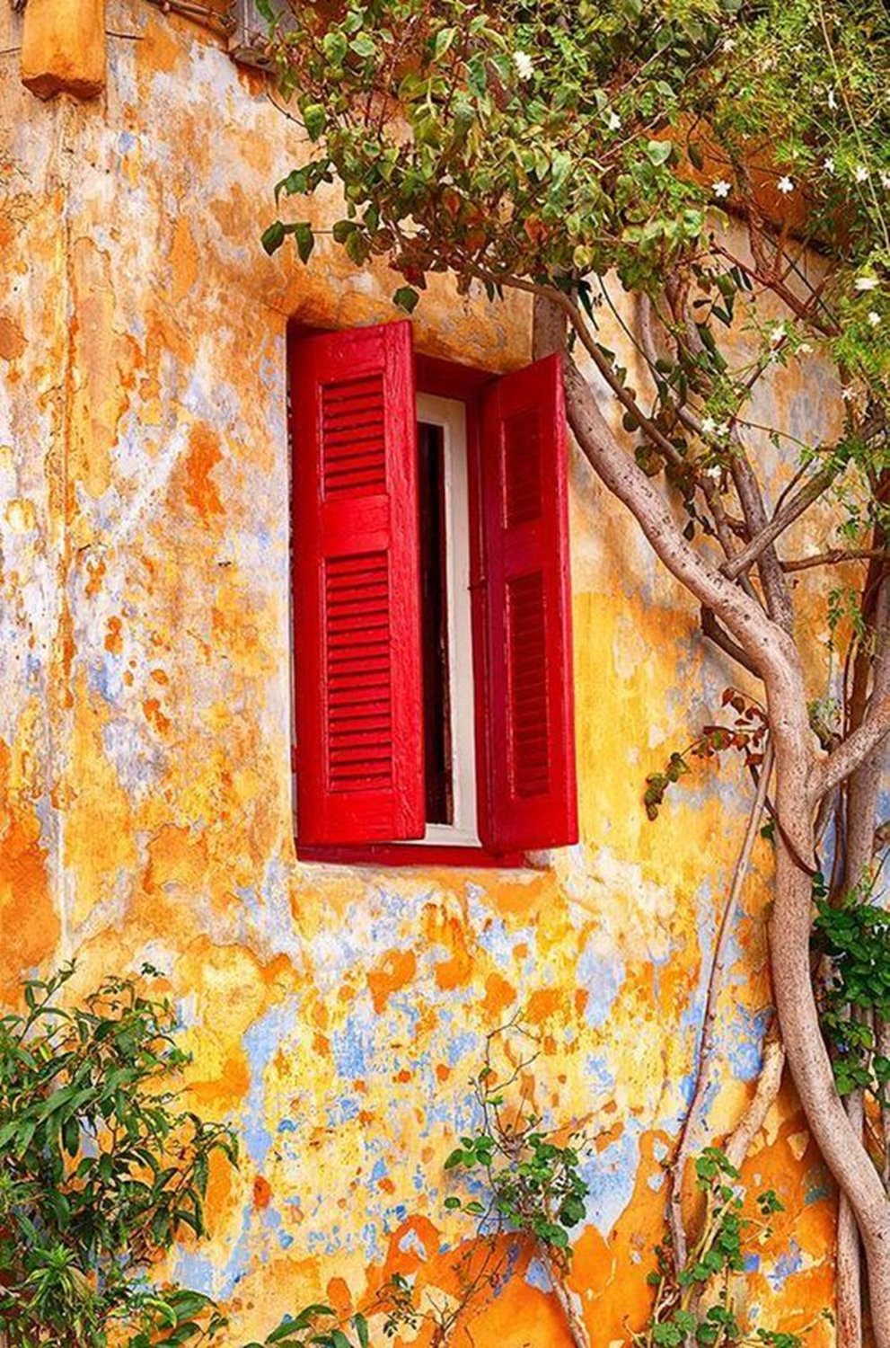 Solve red shutter jigsaw puzzle online with 600 pieces