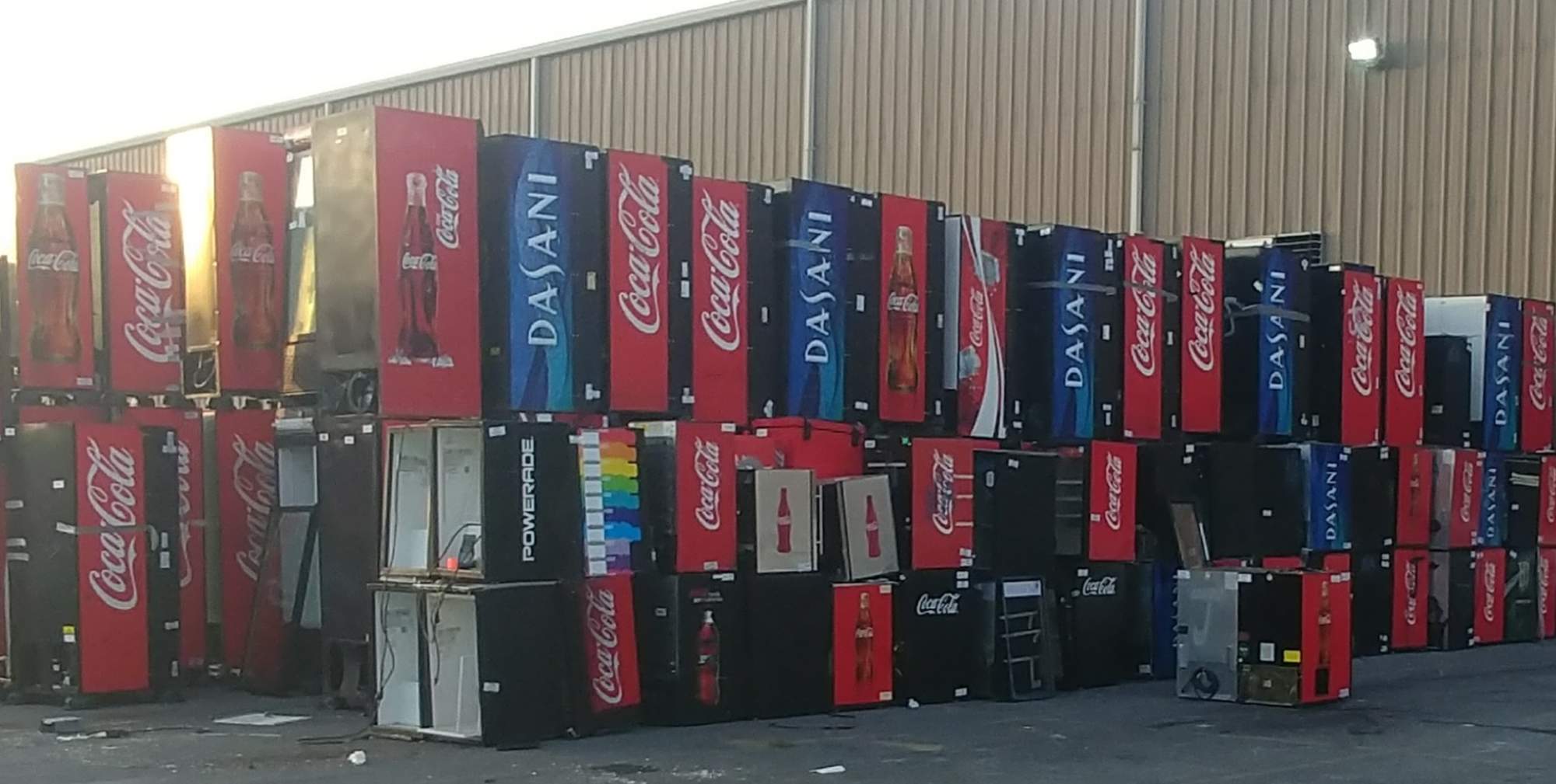 Solve Stack of Coke machines jigsaw puzzle online with 190 pieces