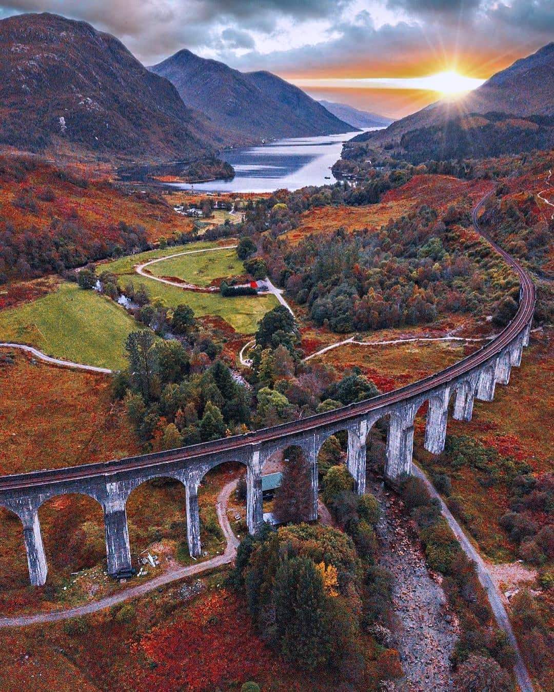 Solve Viaduct jigsaw puzzle online with 208 pieces