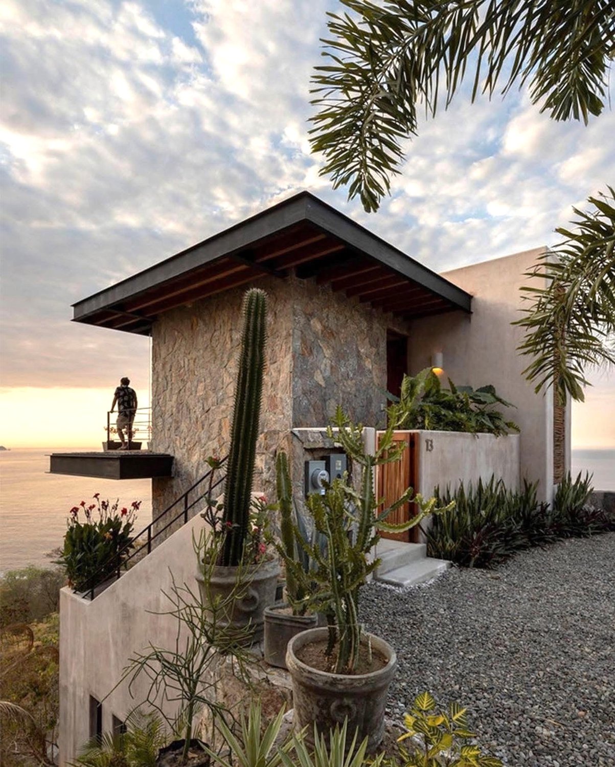 Solve Living on the edge jigsaw puzzle online with 120 pieces