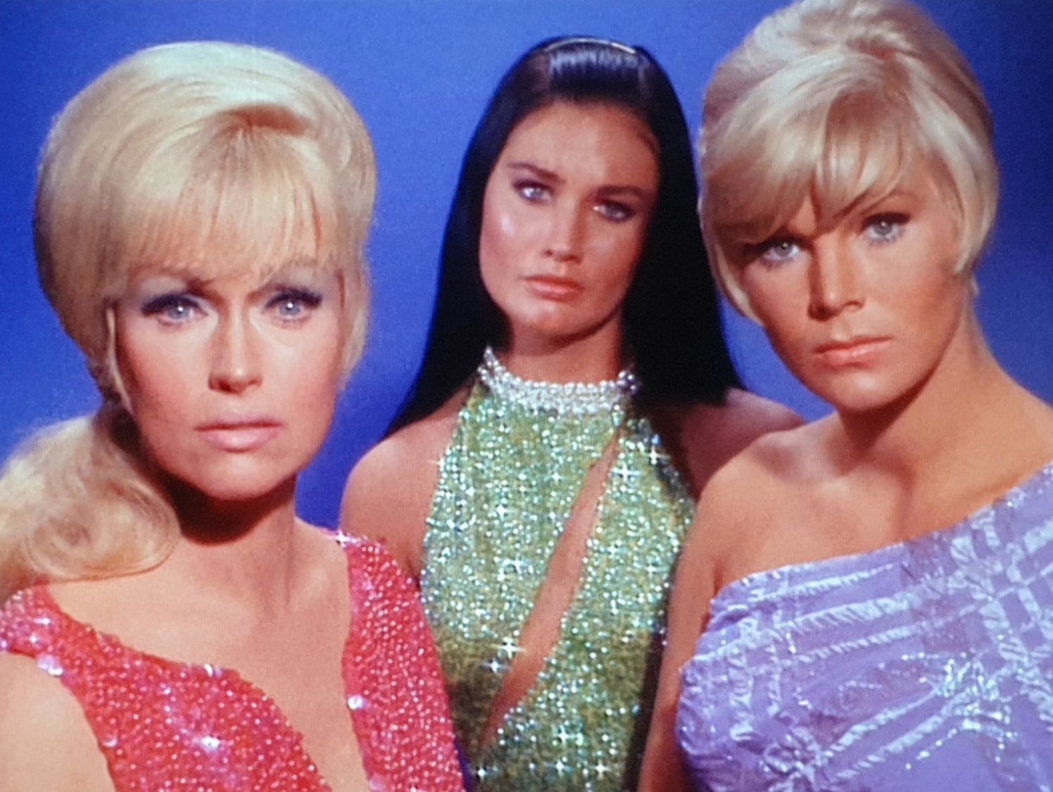 Solve EVE, RUTH AND MAGDA jigsaw puzzle online with 30 pieces