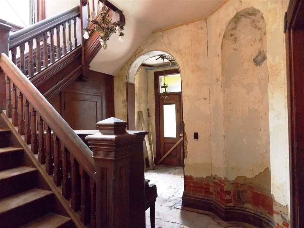 Solve Inside of old house jigsaw puzzle online with 108 pieces