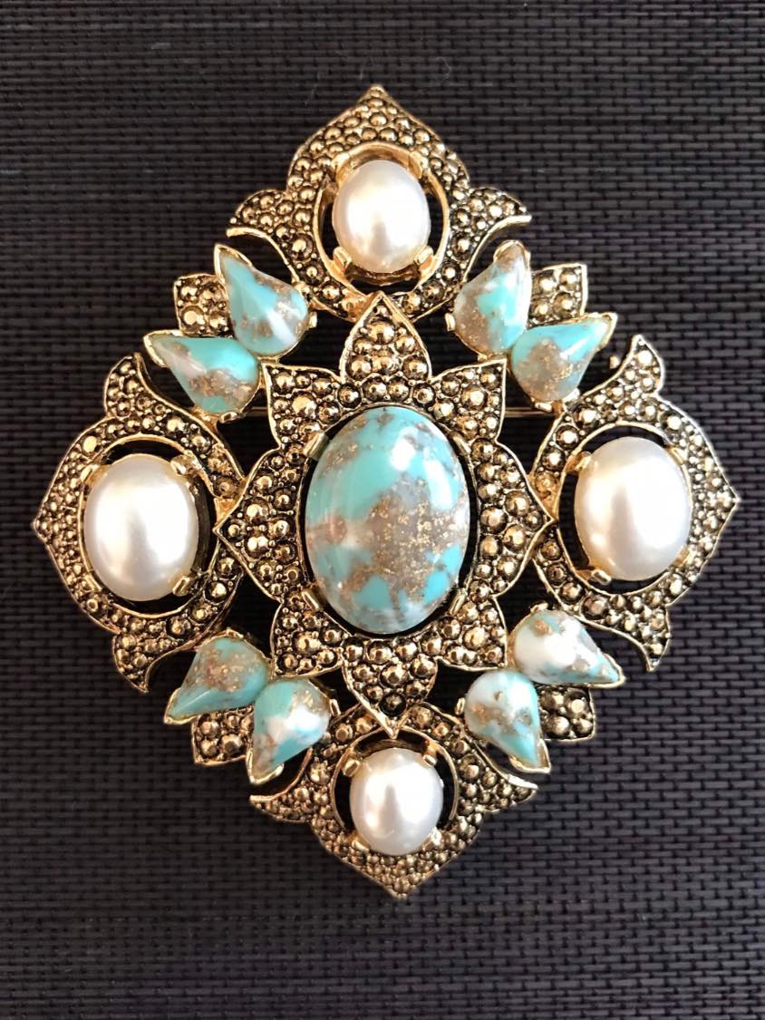 Solve Opals & Pearls jigsaw puzzle online with 63 pieces