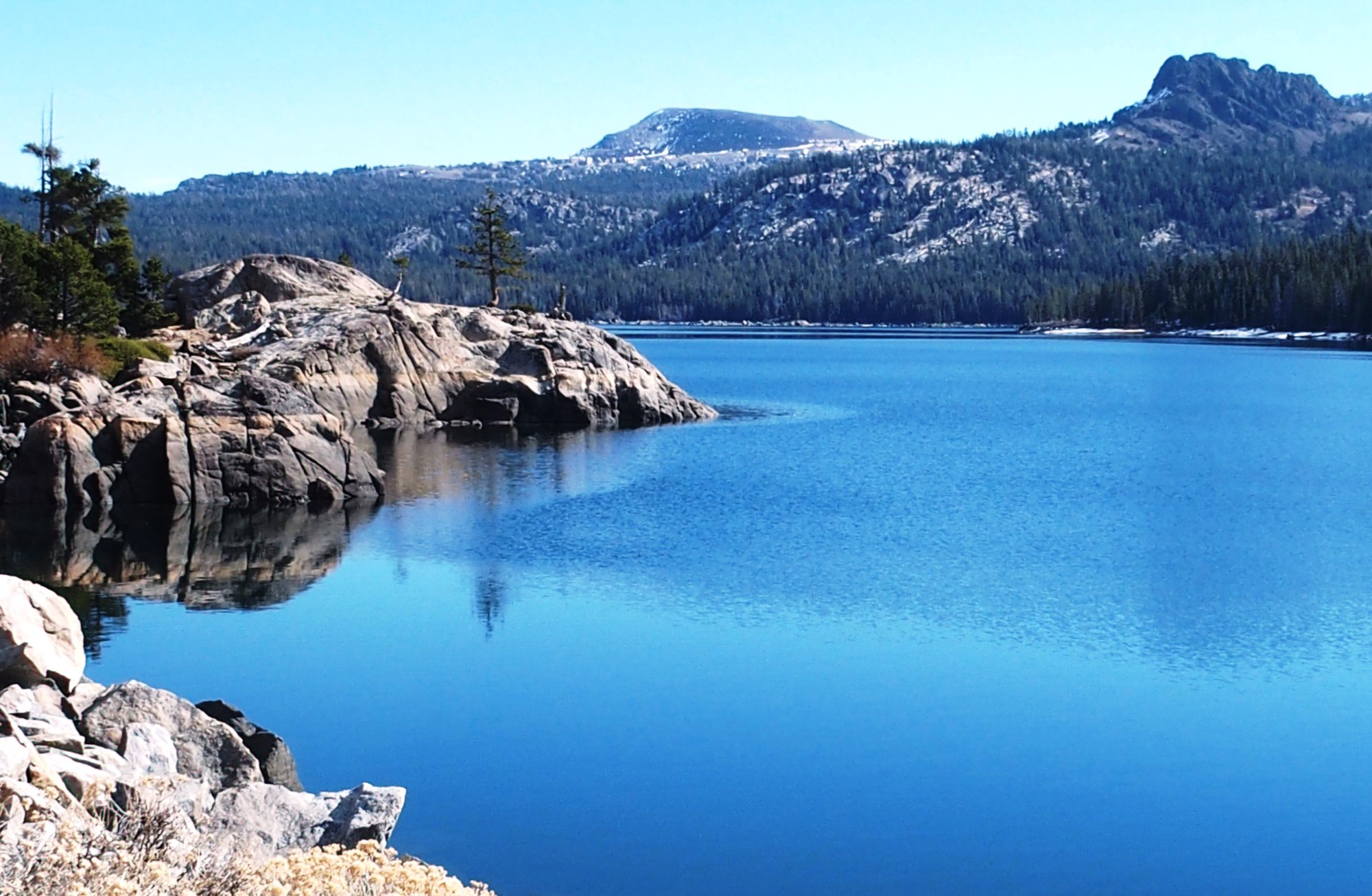 Solve Lake in California jigsaw puzzle online with 150 pieces