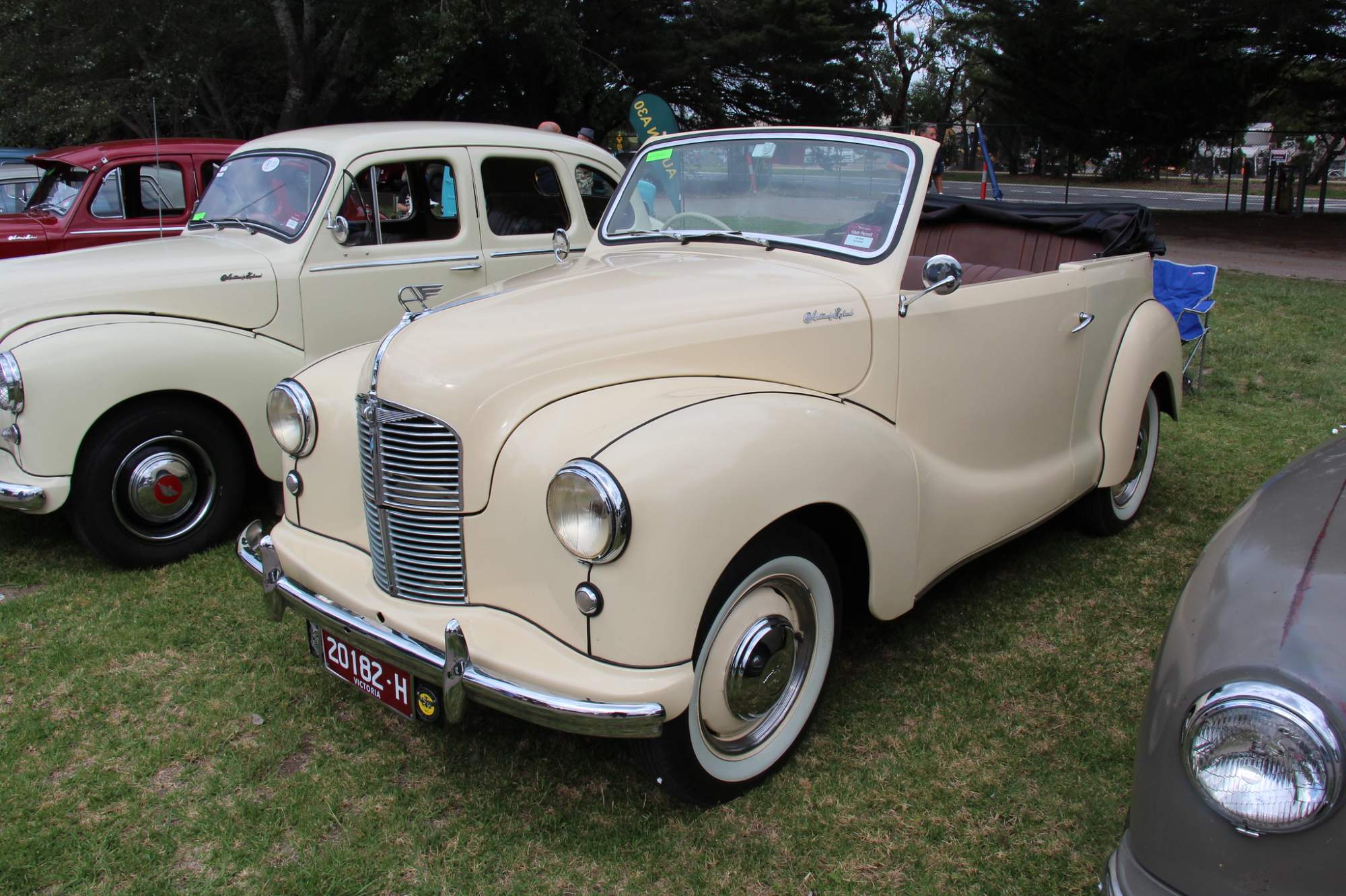 Solve Austin "A40" - 2 door Tourer - 1950 jigsaw puzzle online with 216 pieces