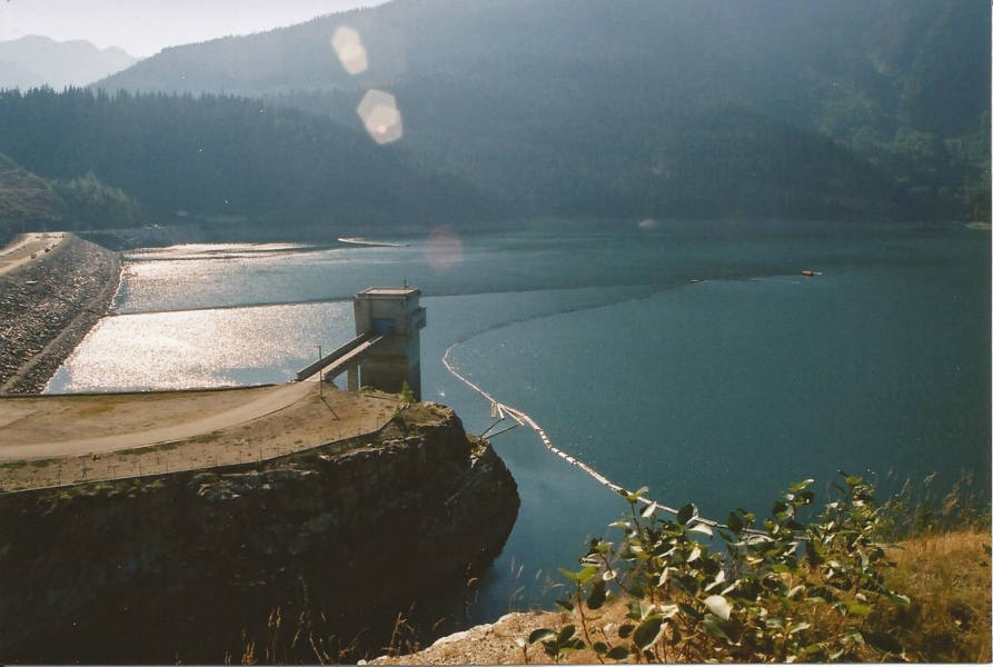 Solve Mica Dam, a hydroelectric dam spanning the Columbia River 135 km ...