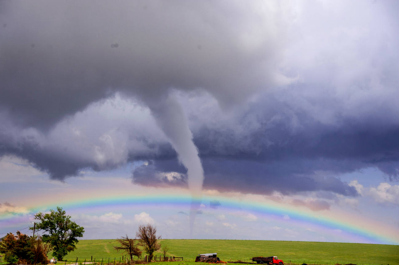Solve tornado and rainbow jigsaw puzzle online with 117 pieces