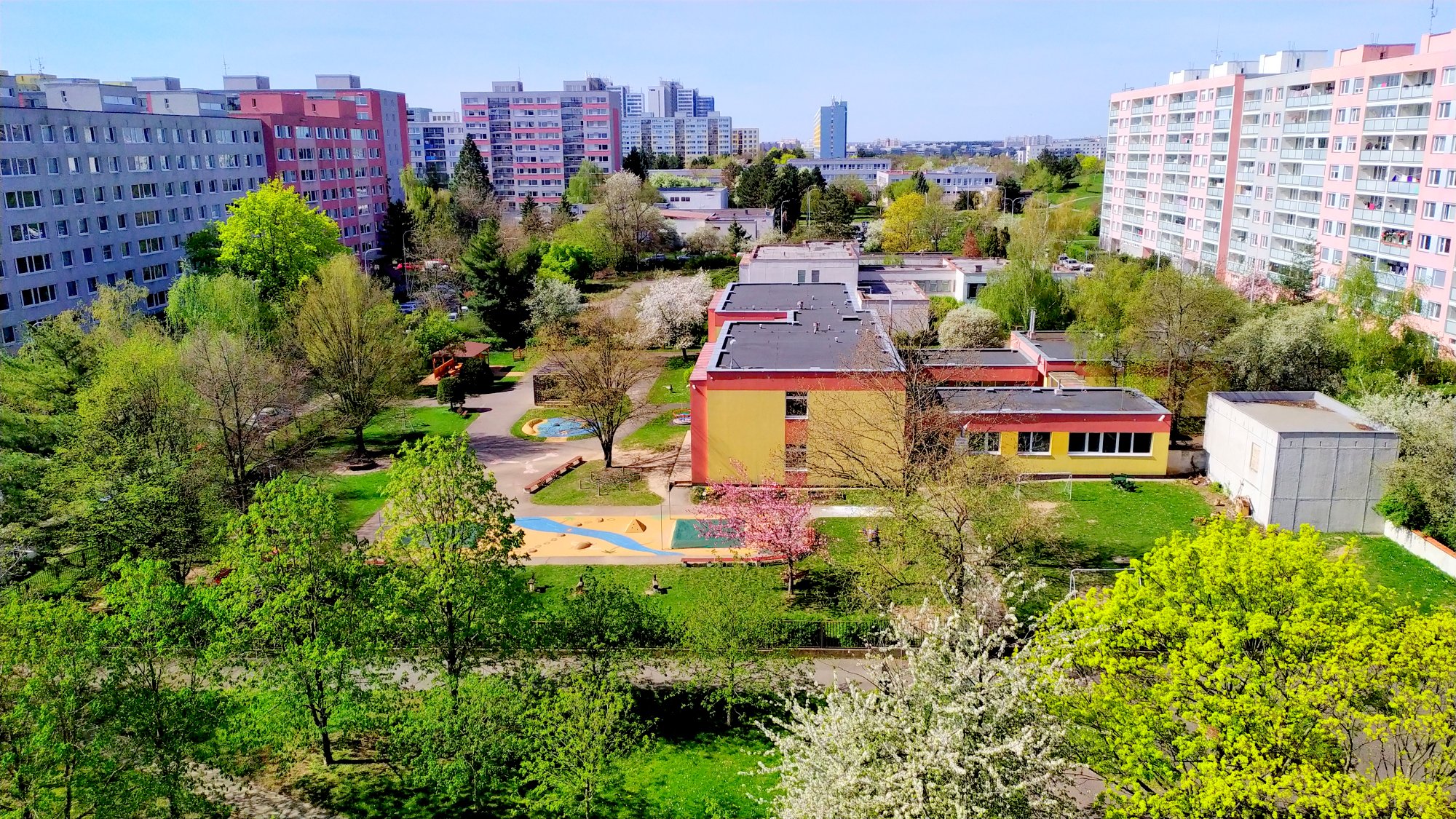 Solve Jarní pohled z okna Konstantinova JM jigsaw puzzle online with 84 ...