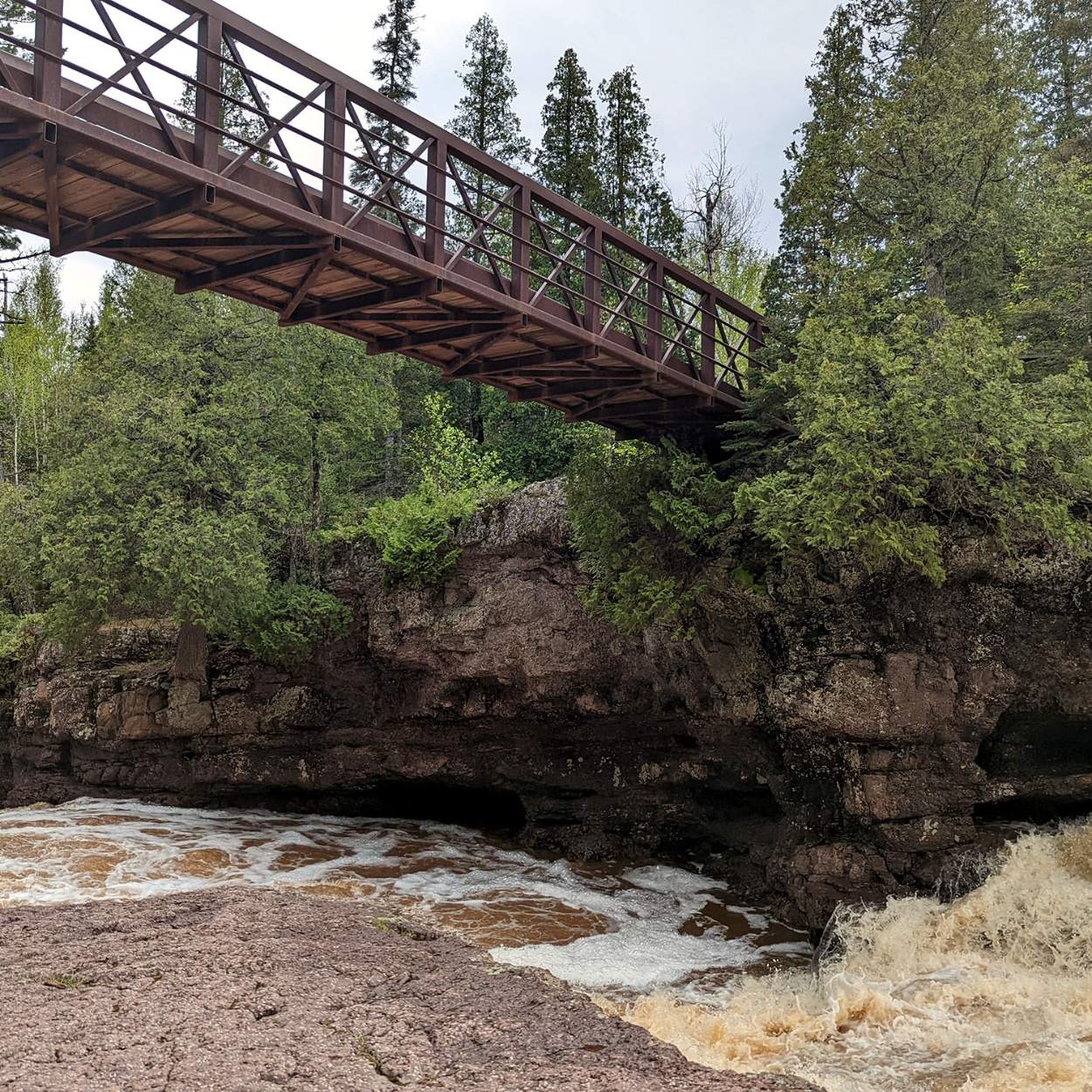 Solve Fifth Falls Bridge jigsaw puzzle online with 100 pieces