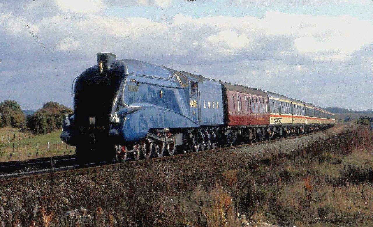 Solve LNER Class A4 4-6-2 4468 Mallard at Banbury in 1986. jigsaw ...