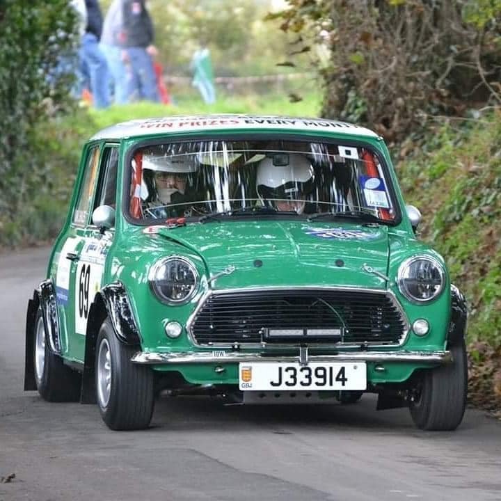 Solve Mini cooper jigsaw puzzle online with 144 pieces