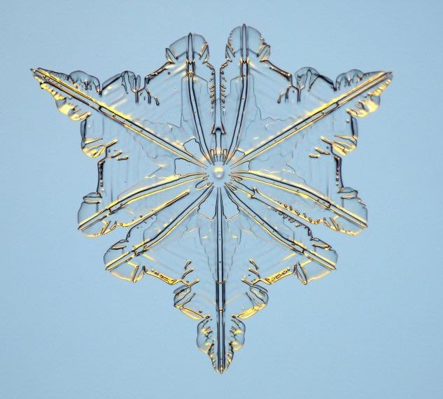 Solve An Unusual Shaped Snowflake jigsaw puzzle online with 30 pieces