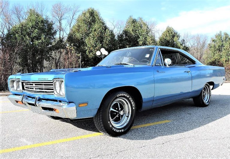 Solve 1969 Plymouth Road Runner jigsaw puzzle online with 70 pieces