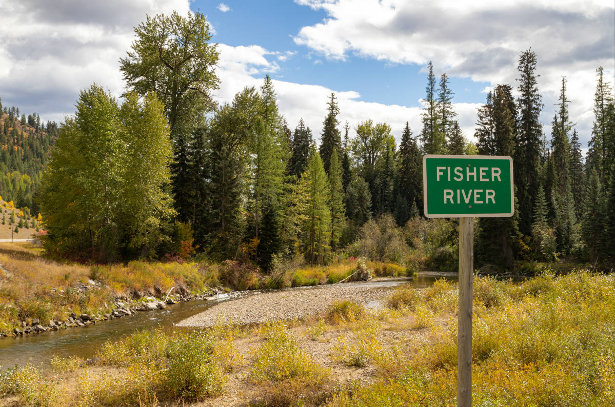 Solve FISHER RIVER jigsaw puzzle online with 96 pieces