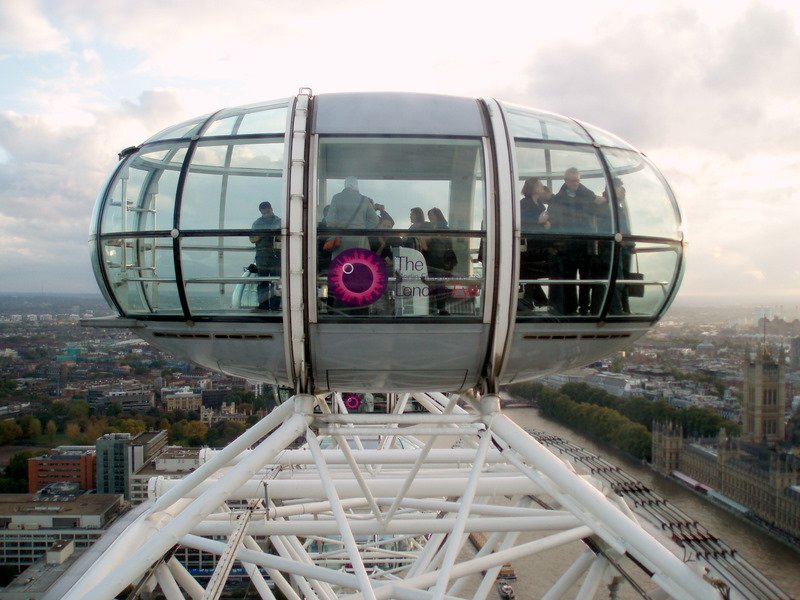 Solve Pod on London Eye jigsaw puzzle online with 30 pieces