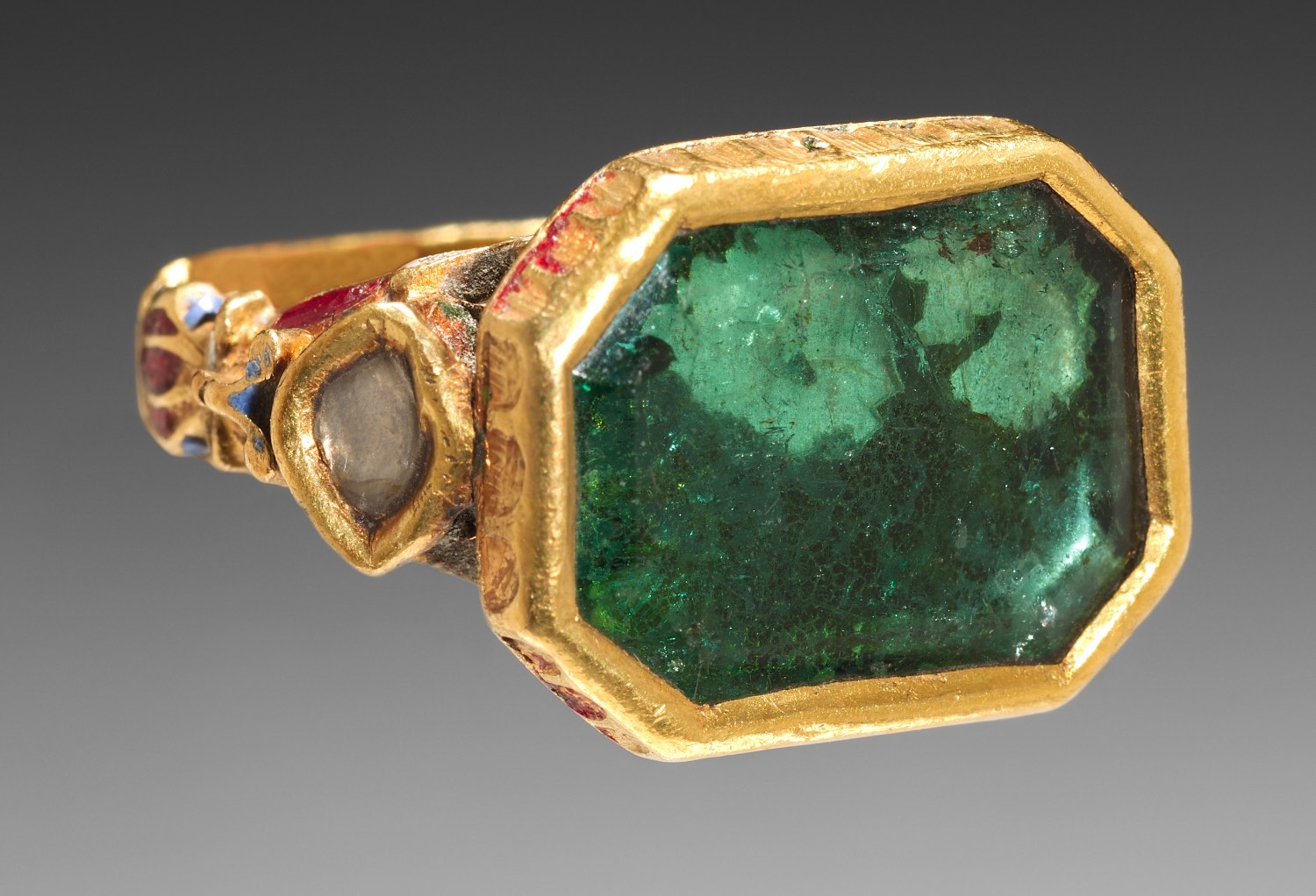 Solve Mughal Emerald, Gold and Enamel Ring, 1700s-1800s jigsaw puzzle ...