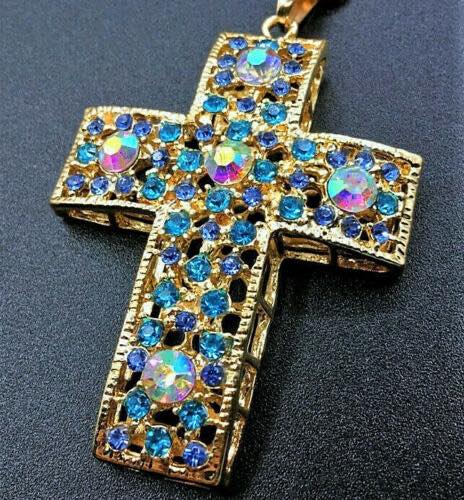 Solve A Jeweled Cross jigsaw puzzle online with 64 pieces